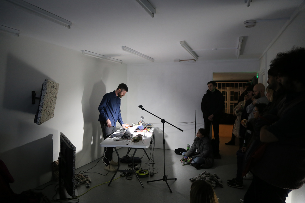 TOM WHITE | SOUNDS. APOLOGIES.